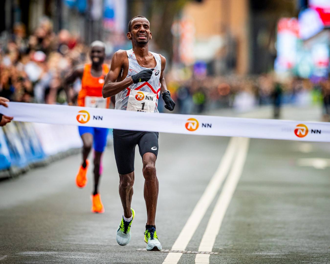Bashir Abdi bij 44ste NN Marathon Rotterdam uit op verbetering van zijn ...
